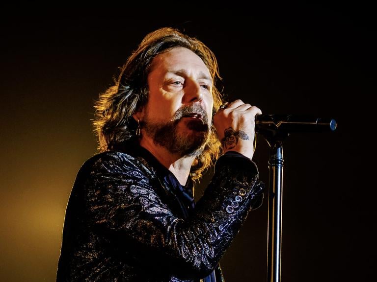 Black Crowes Face Backlash After Chris Robinson Stops 'U.S.A.' Chant ...